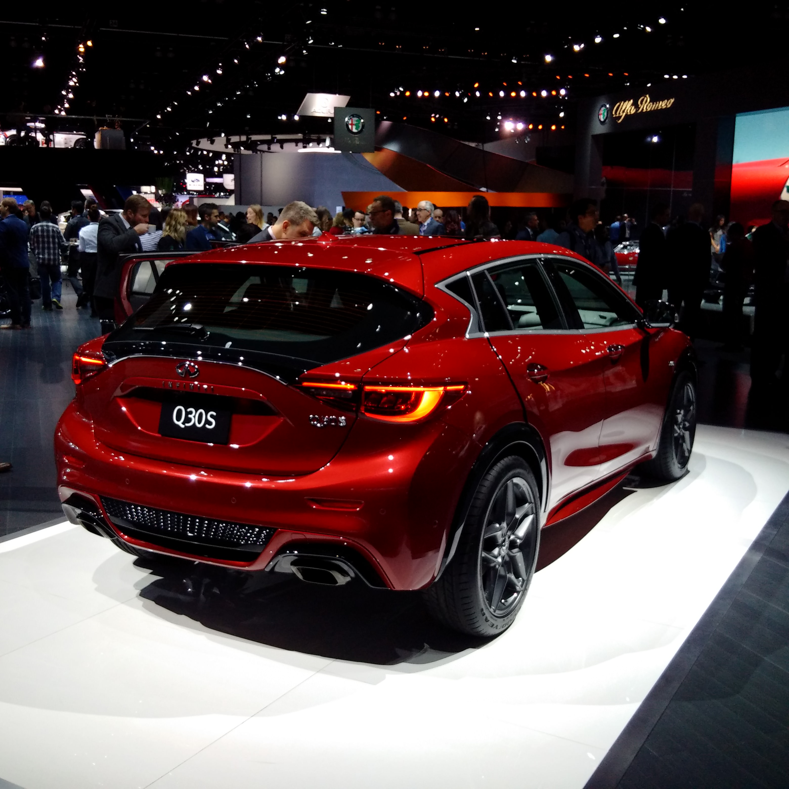 Infiniti Q30 et QX30 : En première mondiale à Los Angeles